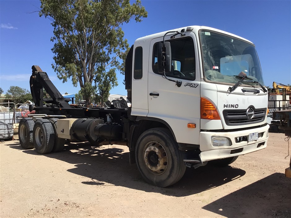 2005 Hino Skip-C 4 x 2 Hooklift Truck Auction (0004-7036891) | Grays ...