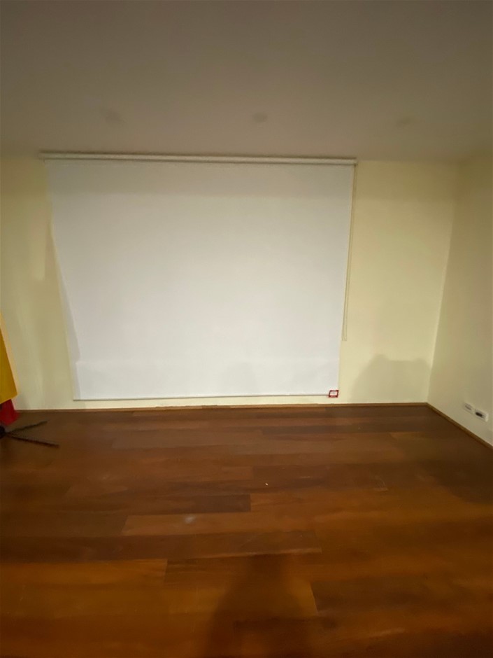 2 x Wall Mounted Retractable Projector Screens Auction (0072-5048399 ...
