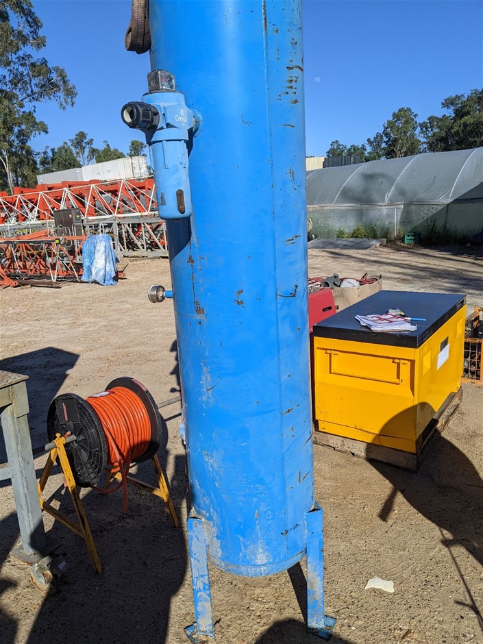 1 x upright self standing air compressor tank (blue in colour) Auction ...