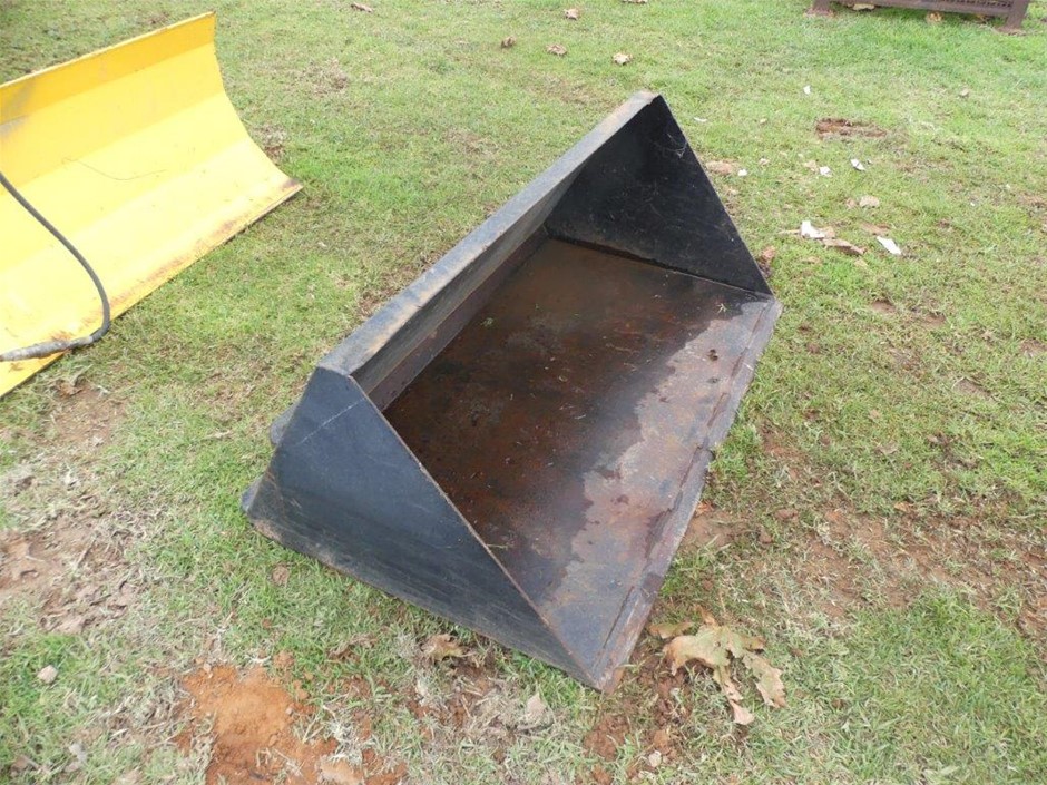 Dingo Buck Bucket Auction (0015-3022195) | Grays Australia