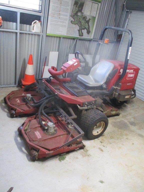 Toro 3 Deck Ride-On Mower - 72 inch Cut Auction (0026-7040272) | Grays ...