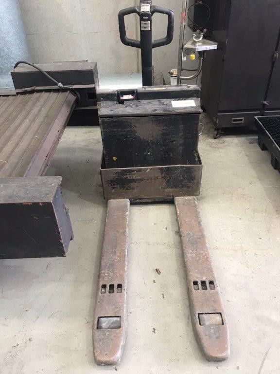 Crown Walk Behind Electric Pallet Mover Auction (0004-3023212) | Grays ...
