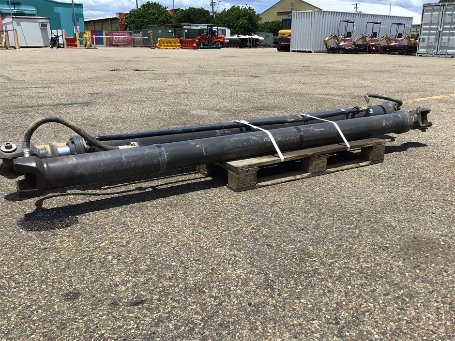 Pair Hydraulic Rams Auction (0004-7042765) | Grays Australia