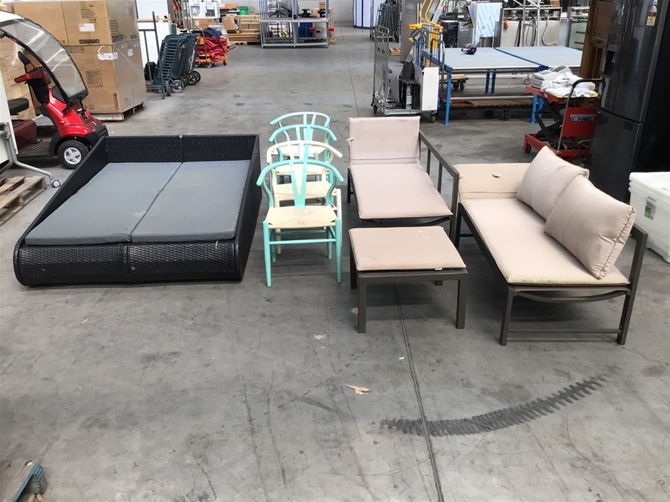 8 x Assorted Outdoor Furniture Pieces Auction (0008-3024425) | Grays ...