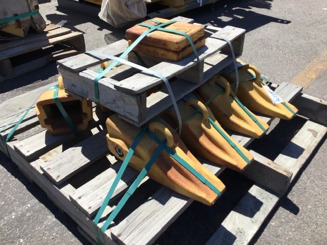 Pallet of 8 Ground Engaging Teeth and 2 Wear Plates Auction (0019 ...