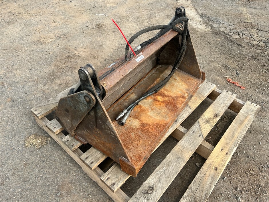 2013 Tink’s Equipment 4 in 1 Bucket - Mini Loader Auction (0032-3025099 ...