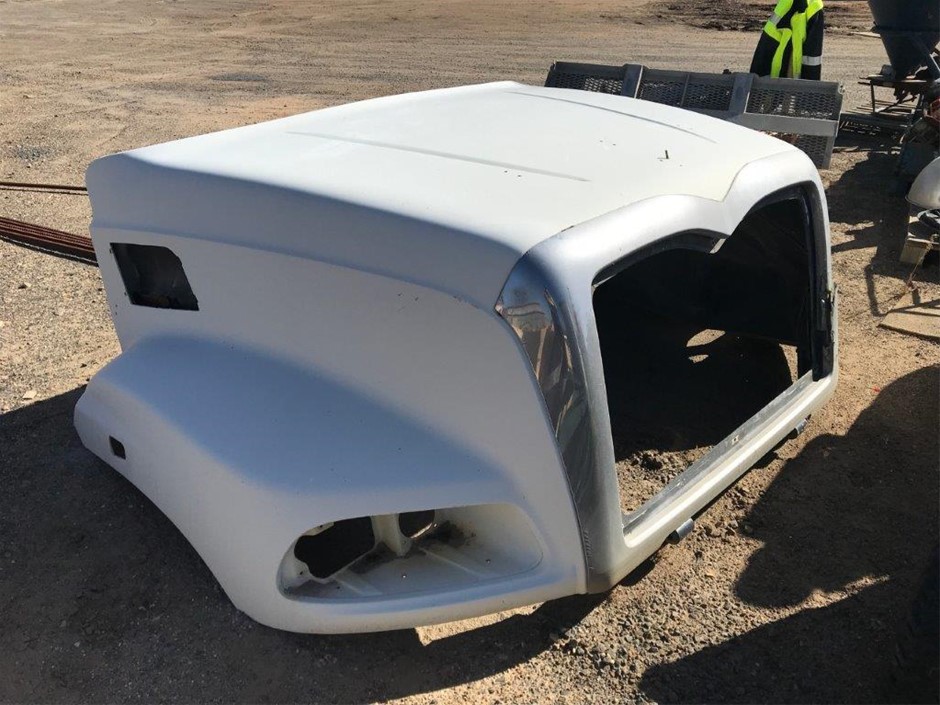 1 x Mack Fibreglass Bonnet Auction (0091-3025380) | Grays Australia