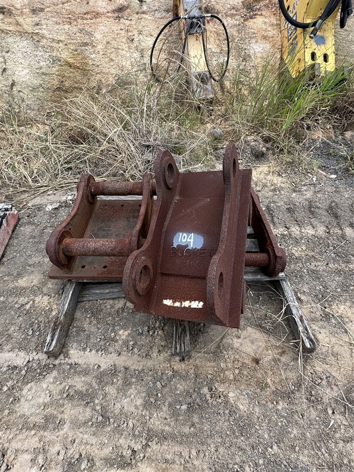 Head Brackets Auction (0615-7044966) | Grays Australia