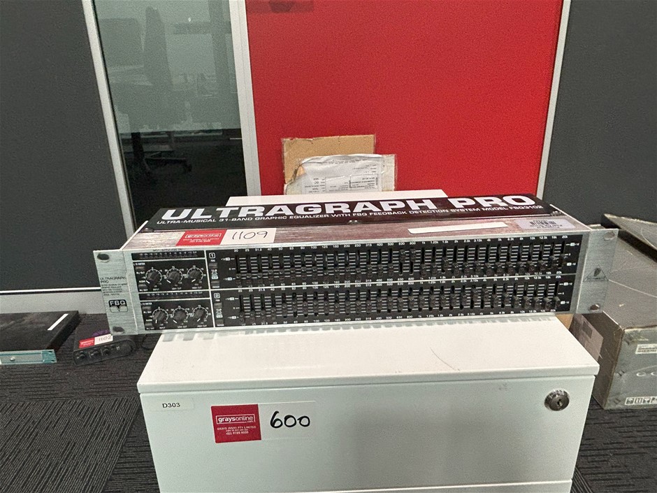 BEHRINGER ULTRAGRAPH Pro 31 Band Graphic Eqalizer Auction (1109-5052723 ...