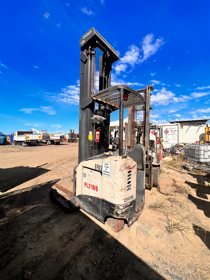 Crown RR5225-35 Ride On Reach Truck Auction (0001-7045041) | Grays ...