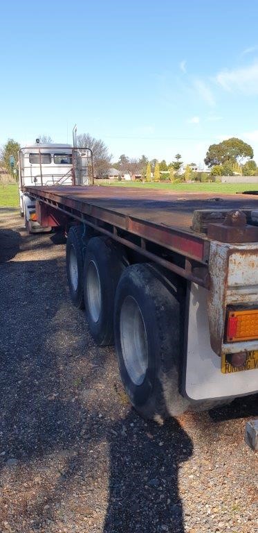 Circa 1985 Freighter 1900 Triaxle Flat Top Trailer Auction (0002-3025940) | Grays Australia