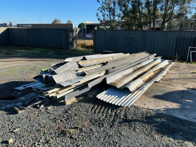 Large quantity of building materials Auction (0710-5053528) | Grays ...
