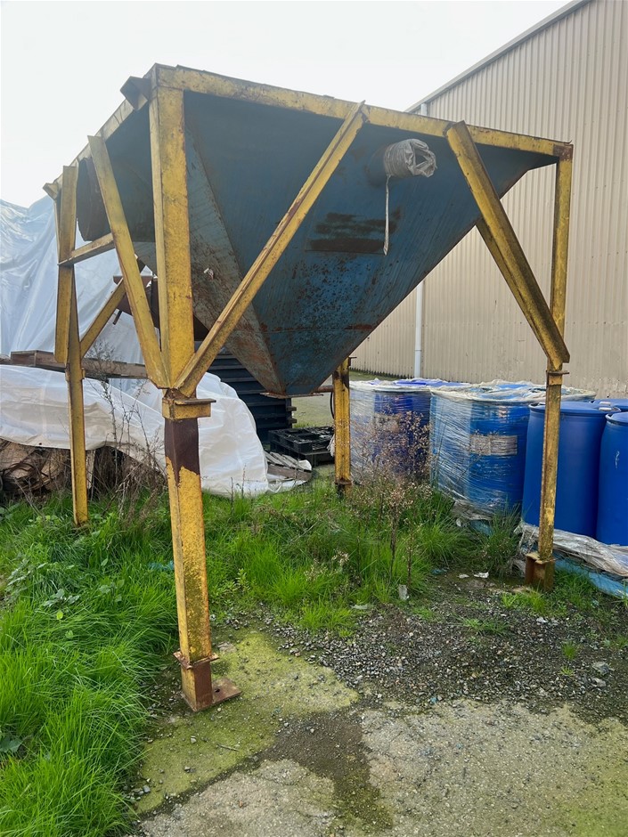 Loading Stand Auction (0041-3026493) | Grays Australia