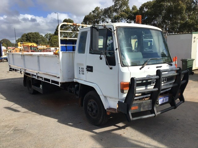 1995 Isuzu FSR550 4 x 2 Tray Body Truck Auction (0002-9044745) | Grays Australia