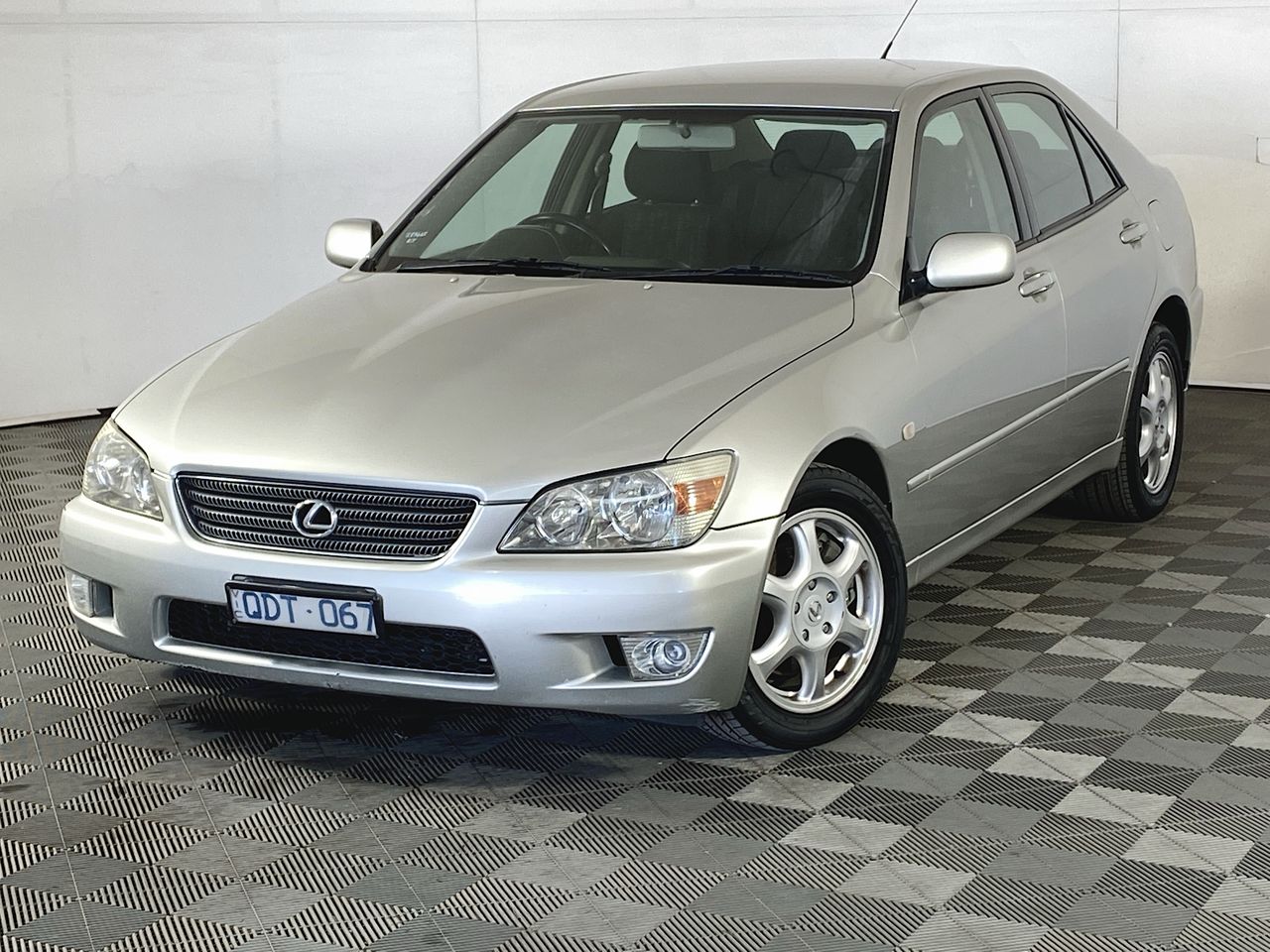 1999 Lexus IS200 Sports Luxury Automatic Sedan Auction (0001-21010195 ...