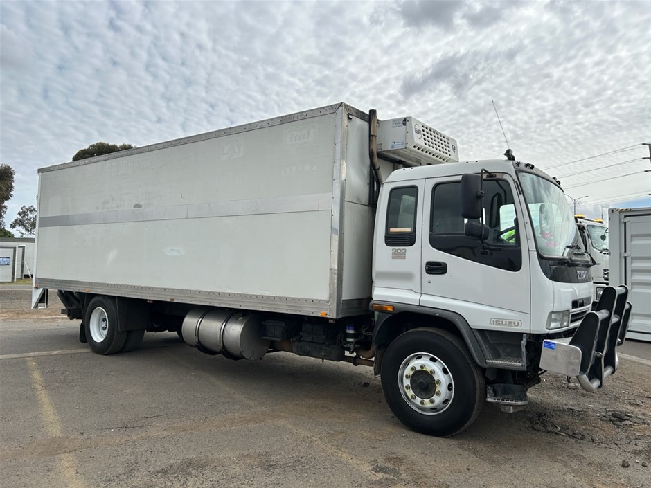 2004 Isuzu FTR 900 Long (4 x 2) Refrigerated Body Truck Auction (0001 ...