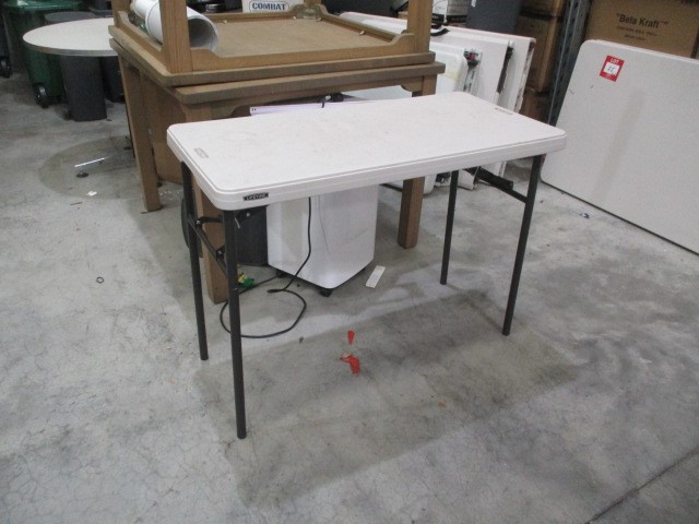 4x Lifetime Small Plastic Top Fold-Up Tables Auction (0027-3026961 ...