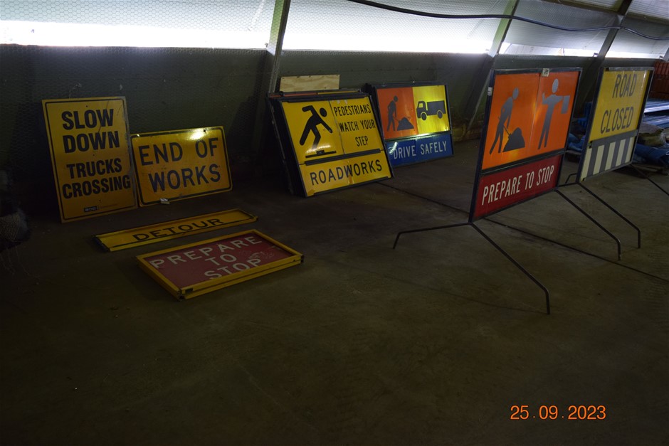 Lot of 14 Assorted Road Safety Signs Auction (0088-9045178) | Grays ...