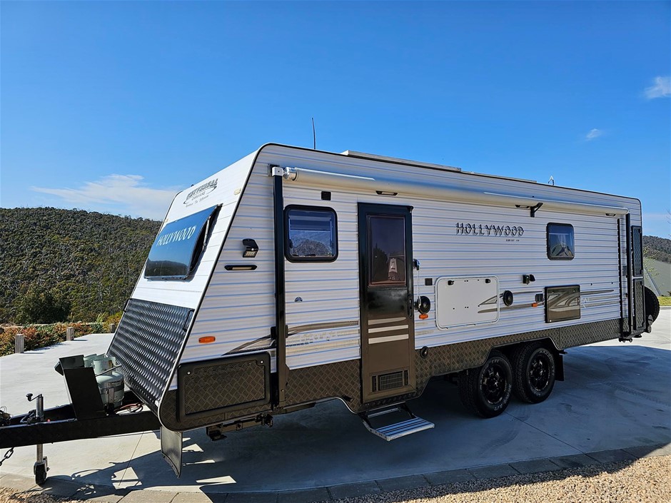 2015 UNIVERSAL HOLLYWOOD SLIDEOUT CARAVAN (WOVR-INSPECTED)- NO RESERVE ...