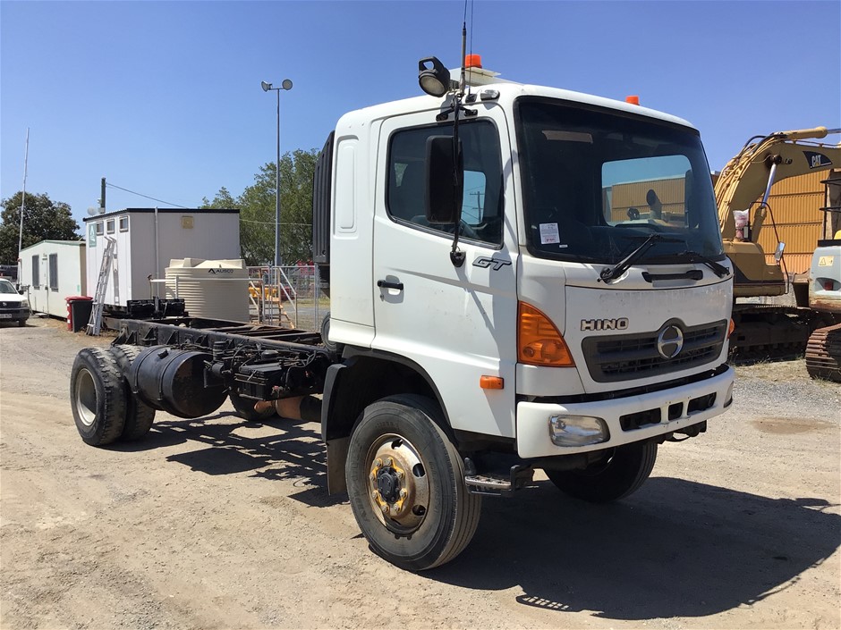 2007 HINO GT 4 x 4 Cab Chassis Truck Auction (0003-7047768) | Grays ...
