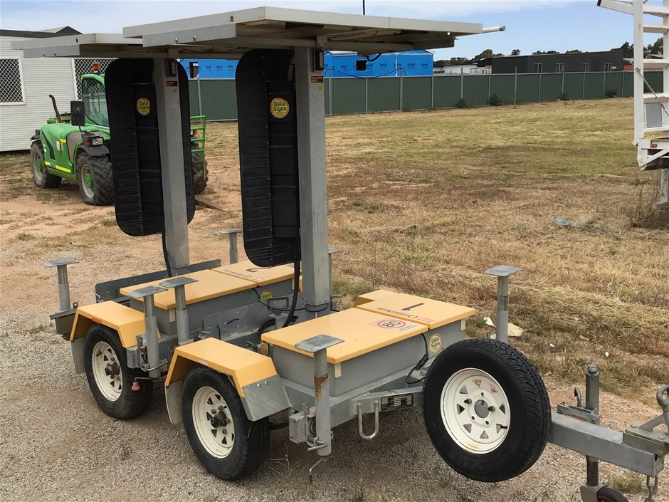 Pair of Data Signs Mobile Traffic Lights Auction (0003-3027440) | Grays ...