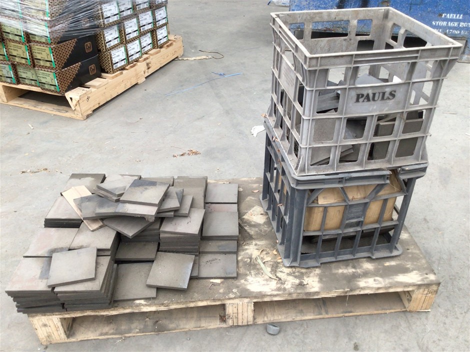 Pallet Of Assorted Small Metal Plates Auction (0071-3027420) | Grays ...