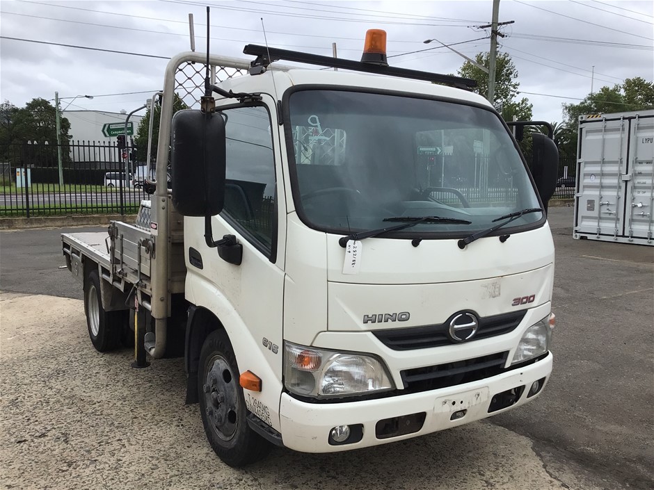 2015 Hino 300 4 x 2 Table Top Crane Truck Auction (0002-5055638 ...