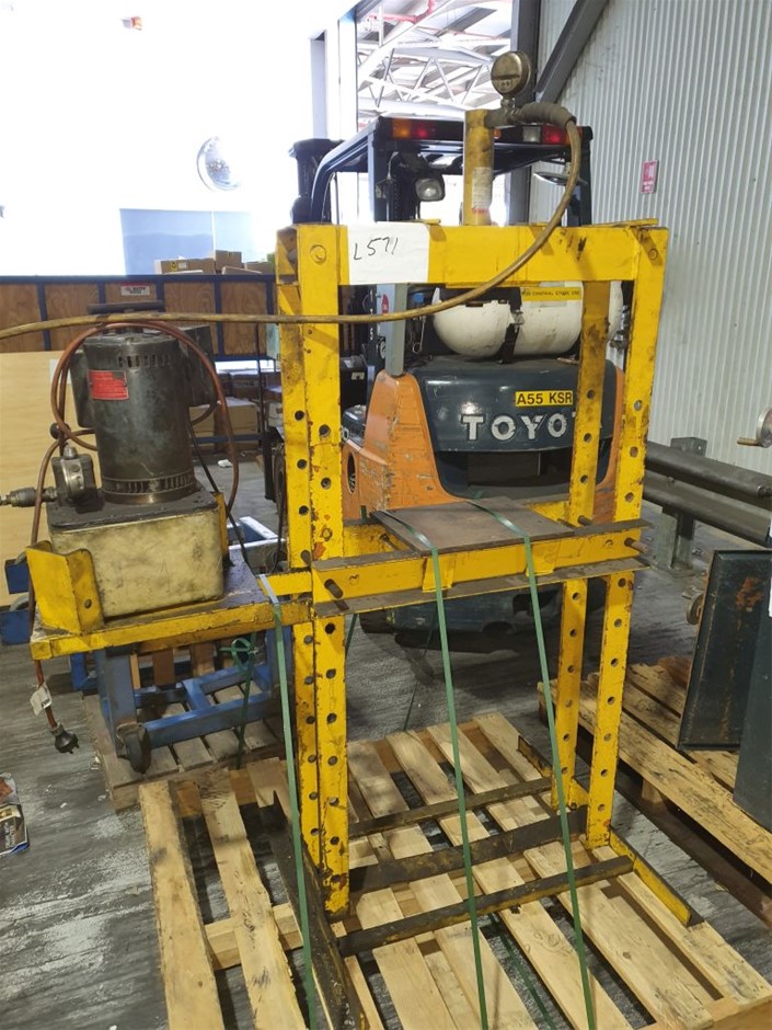 Hydraulic Press With Pressure Gauge Auction (0571-5055309) | Grays ...
