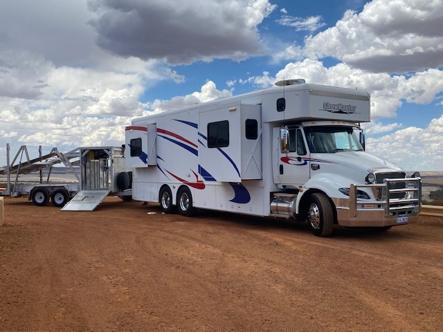 2014 Caterpillar Showhauler Luxury Motorhome 12M Auction (0001-9049717 ...