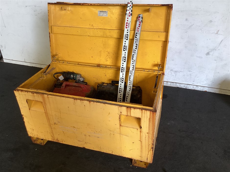 Site Box Containing Assorted Components Auction (0004-7050687) | Grays ...