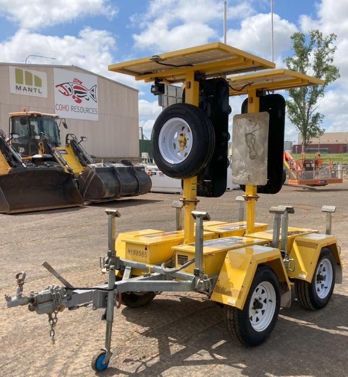 2014 Bartco TLA-00-BSM Traffic Lights - Solar Auction (0135-7049708 ...