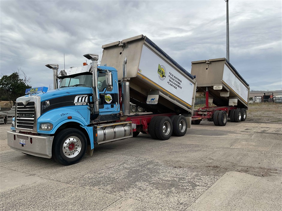 2010 Mack Rigid Tipper Truck with 2010 BORCAT BCS Triaxle Tipper ...