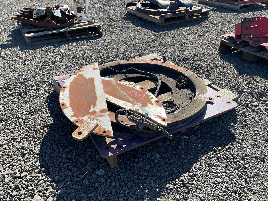 Fifth Wheel Base Plate Auction (0139-3028913) | Grays Australia