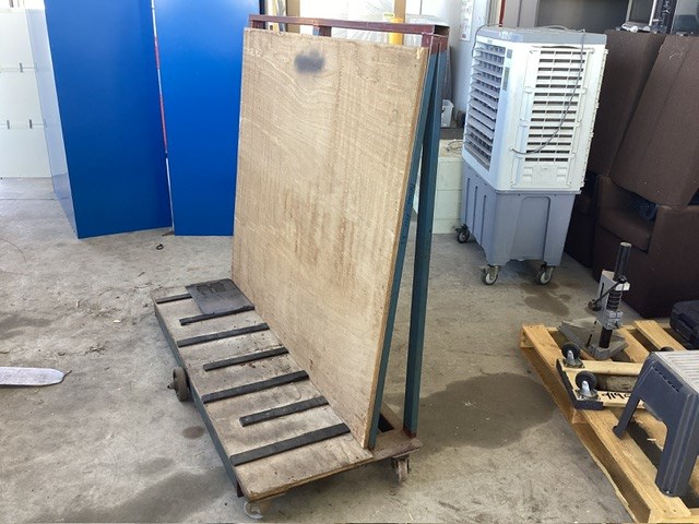 Single Sided Mobile Plate Glass Trolley Auction (0039-9050792) | Grays ...
