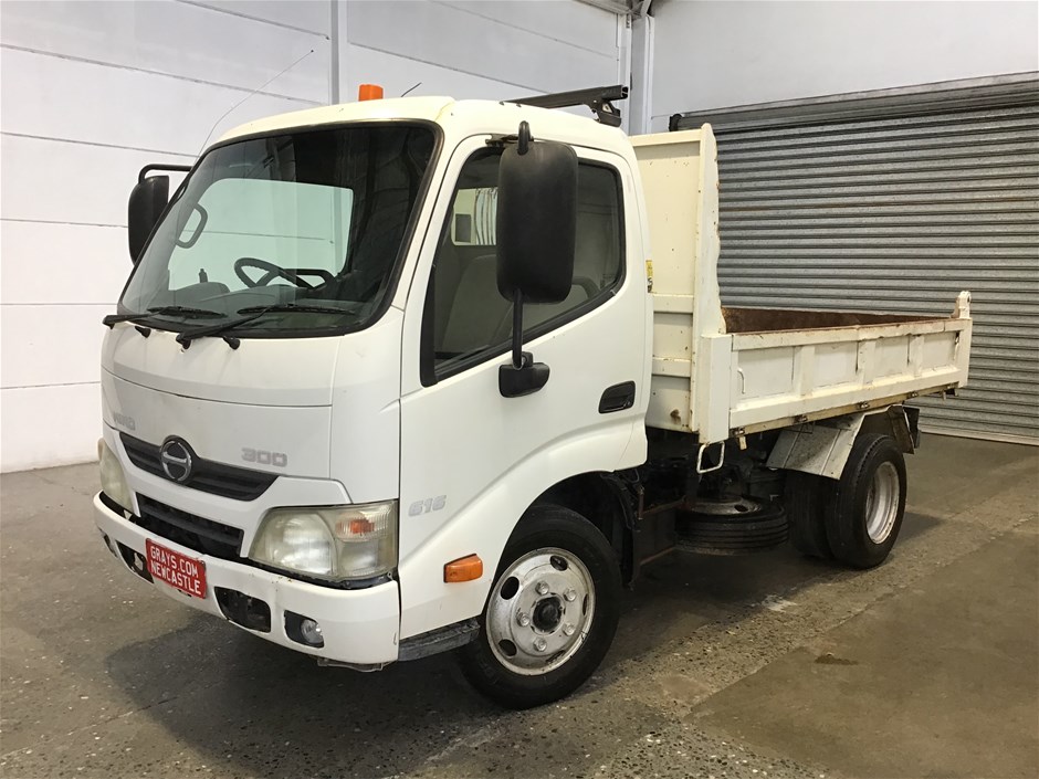 2013 Hino 300 4 x 2 Tipper Truck Auction (0006-5056049) | Grays Australia
