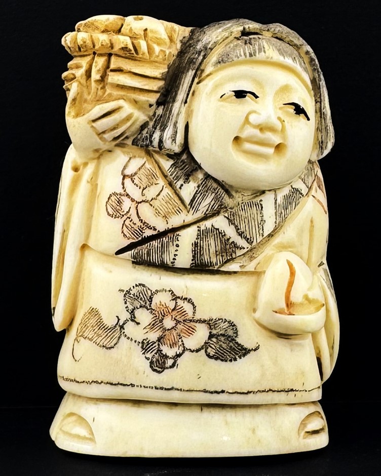 c.1890 JAPANESE MEIJI PERIOD HAND-CARVED BONE NETSUKE OF A ROBED FEMAL ...