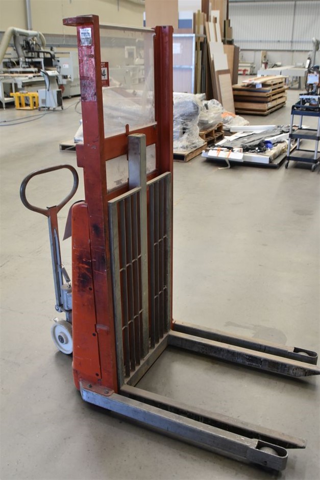 QUICKSTACK SMART STACKER Pallet Lifter with Safety Shield Auction (0104 ...