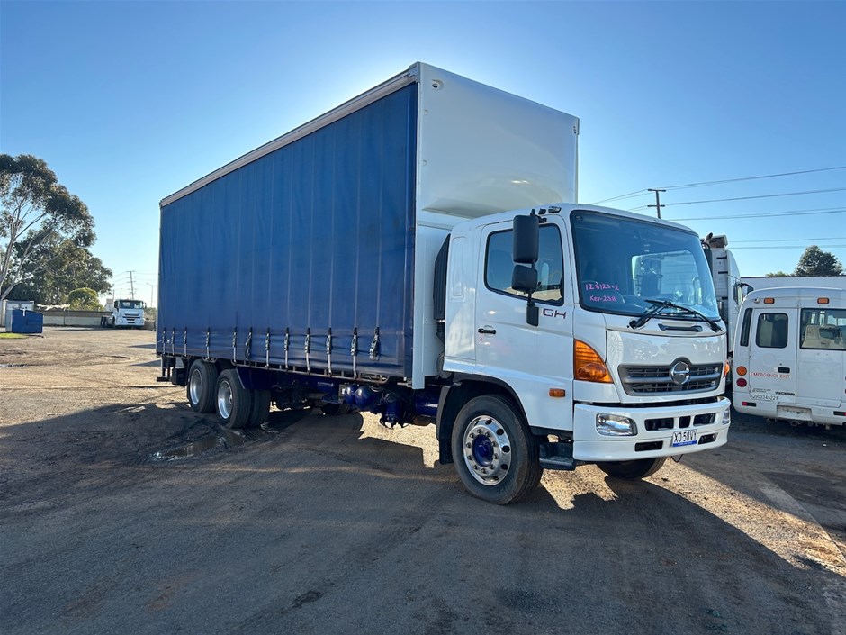 WOVR- 2011 Hino GH 6 x 2 Curtainsider Rigid Truck (WOVR)
