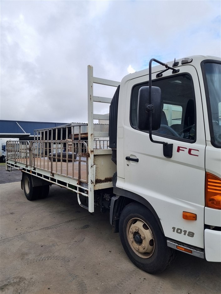 2010 Hino FC Tray Truck