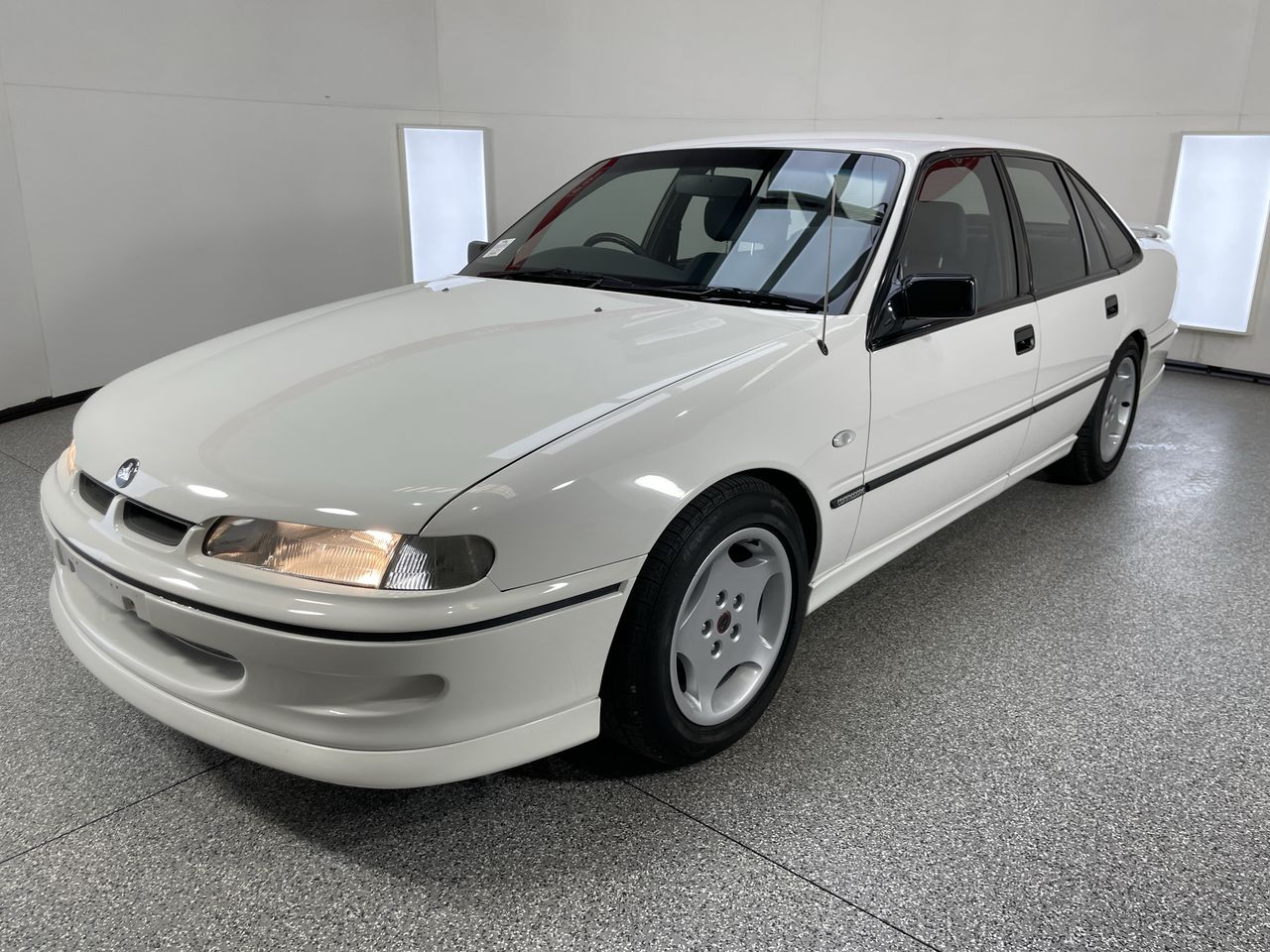 1994 HOLDEN COMMODORE VR MANUAL SEDAN (FACTORY V8) Auction (0001 ...