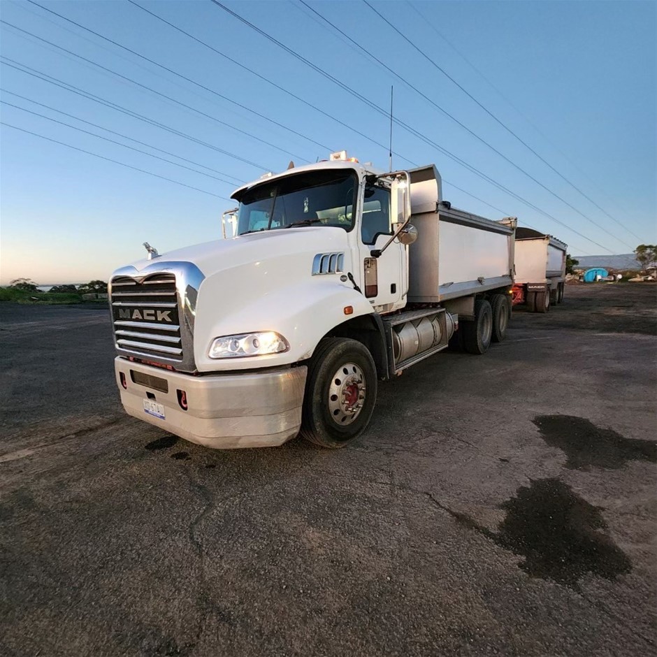 Mack Granite & Muscat Tipper and Dog Combination Auction (0003-5057584 ...