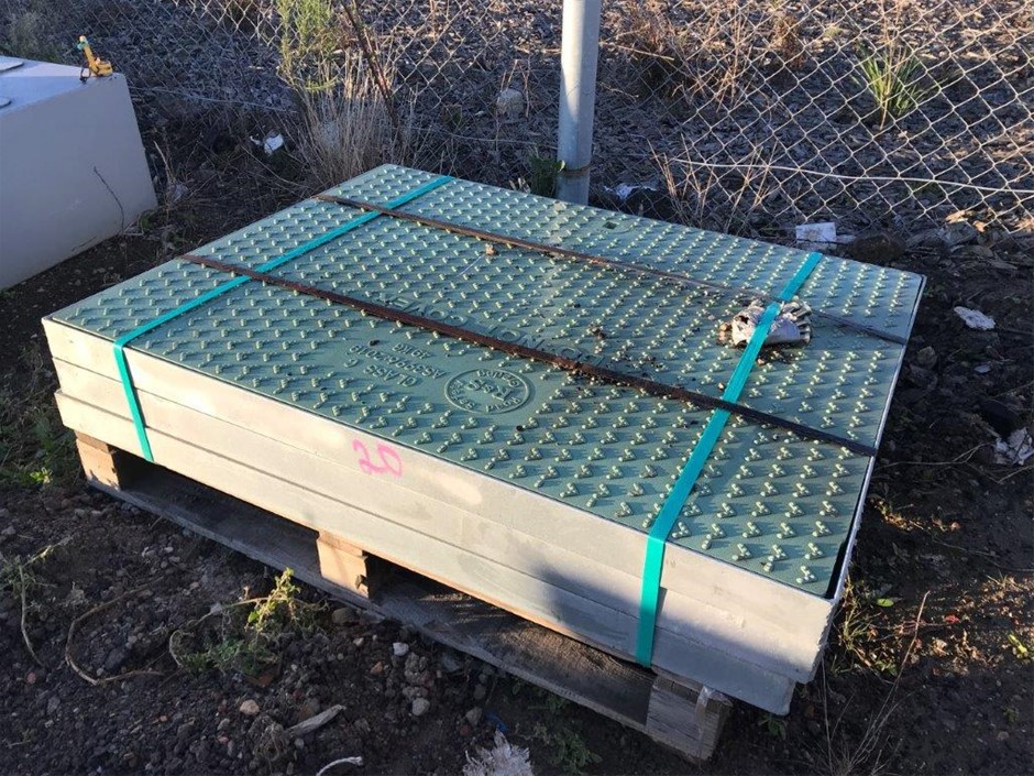 3x R&S Class C Communications Pit Covers Auction (0020-3030224) | Grays ...