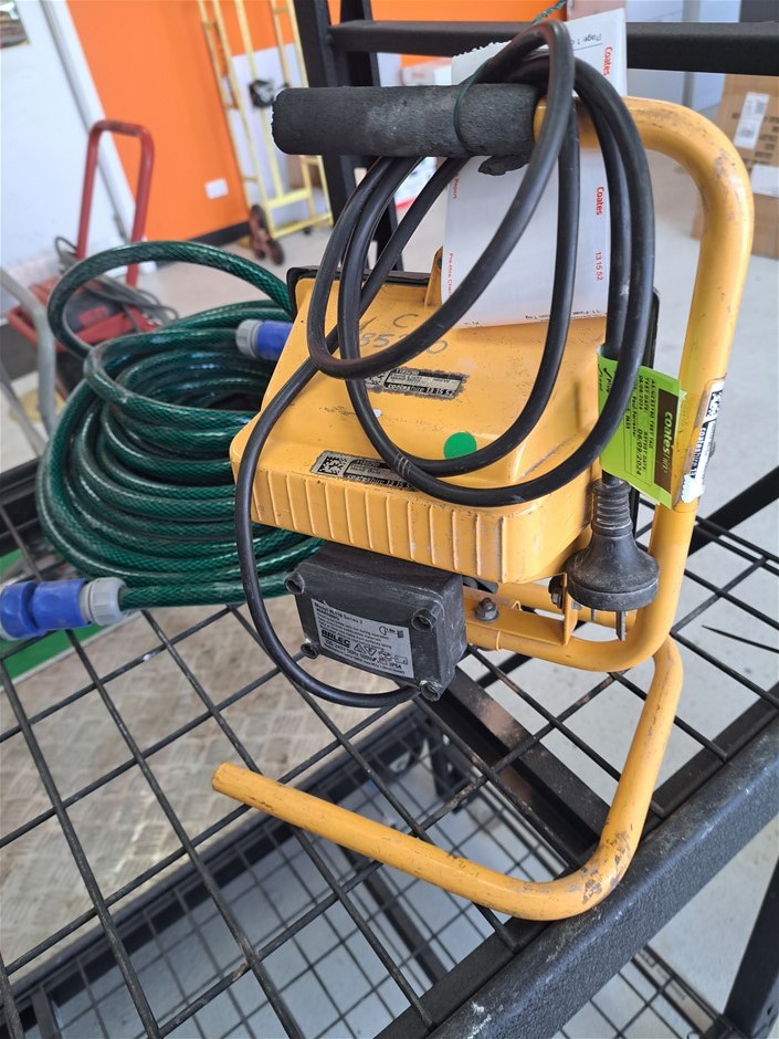ARLEC 500W FLOOD LIGHT Flood Light - 500W - Hand Held Auction (0034 ...