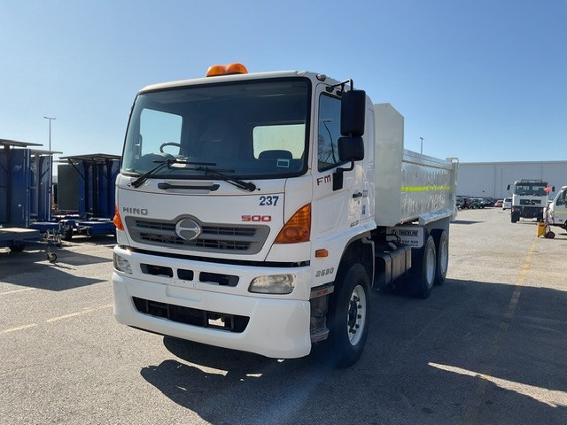 2014 Hino 700 SERIES CAB 6 x 2 Tipper Truck