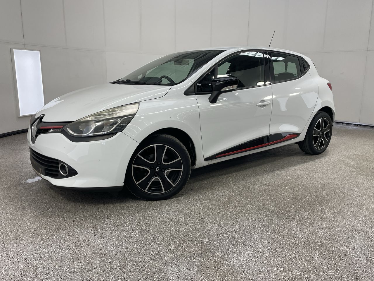 2013 Renault Clio Expression Automatic Hatchback Auction (0001-21039099 ...