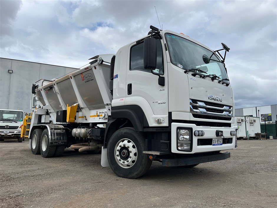 2020 Isuzu FXZ 240-350 QFE Forward Spreader Truck - EOI