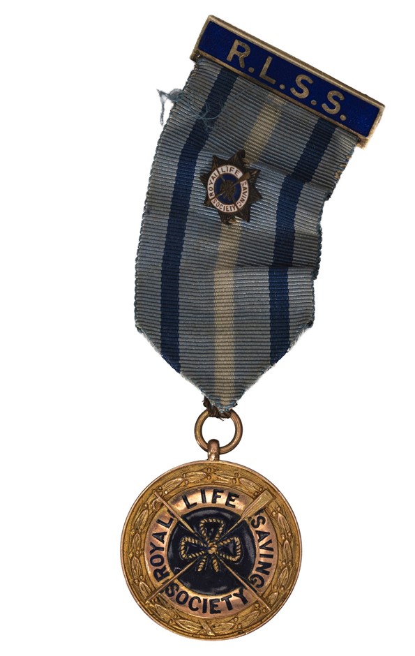 N.Z. Royal Life Saving Soc 'Distinguished Service' 9Ct Gold & enamel ...