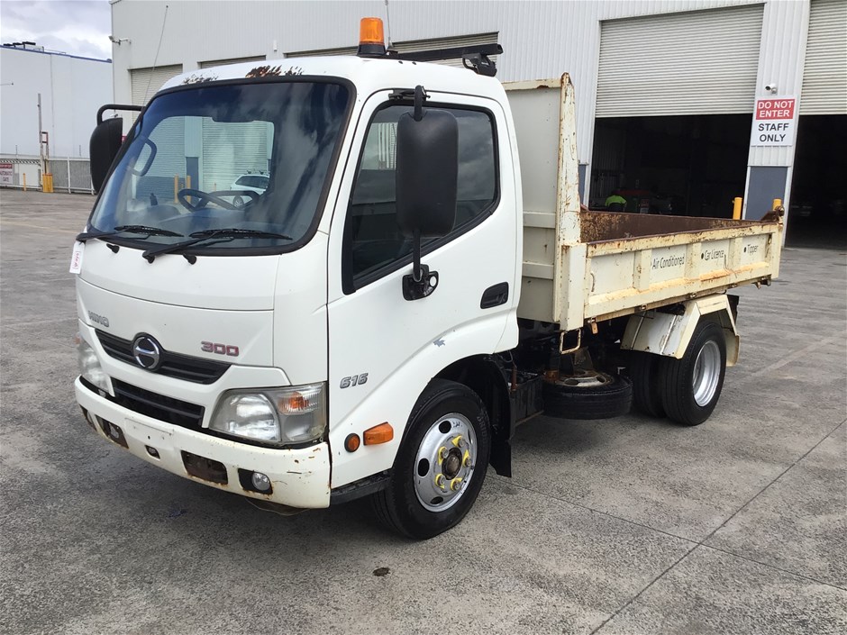 2017 Hino 300 4 x 2 Tipper Truck Auction (0004-5058887) | Grays Australia