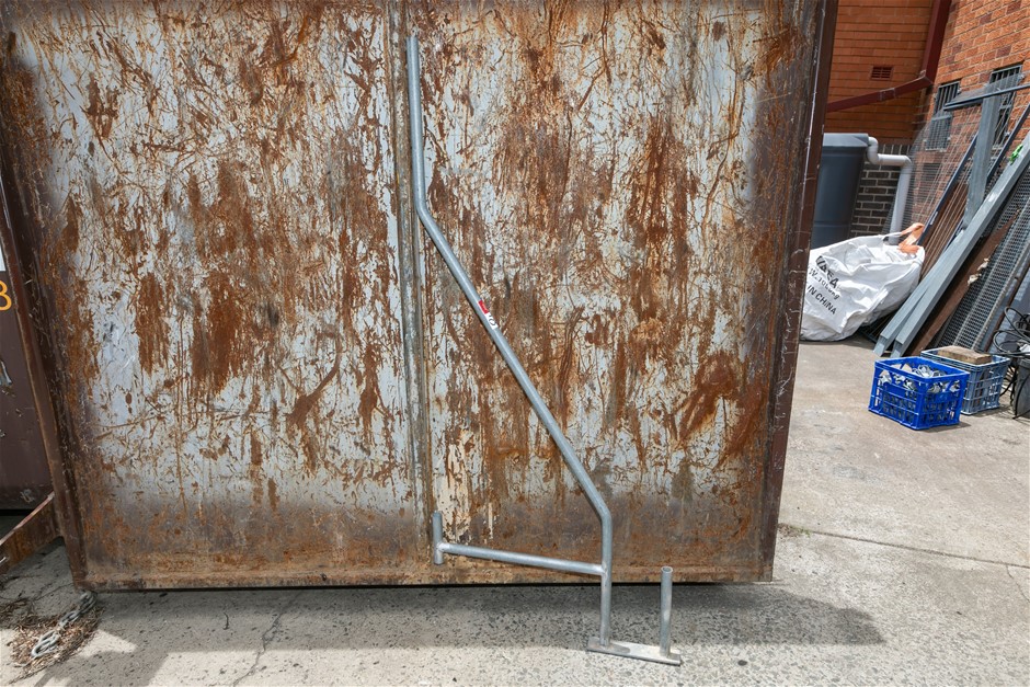 Qty 12 x Temporary Fence Connector Stands Auction (0018-5058681 ...