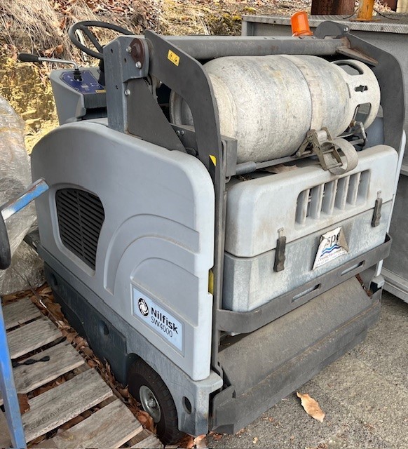 NILFISK SW 4000 SWEEPER WITH BEACON Auction (0040-5058760) | Grays ...
